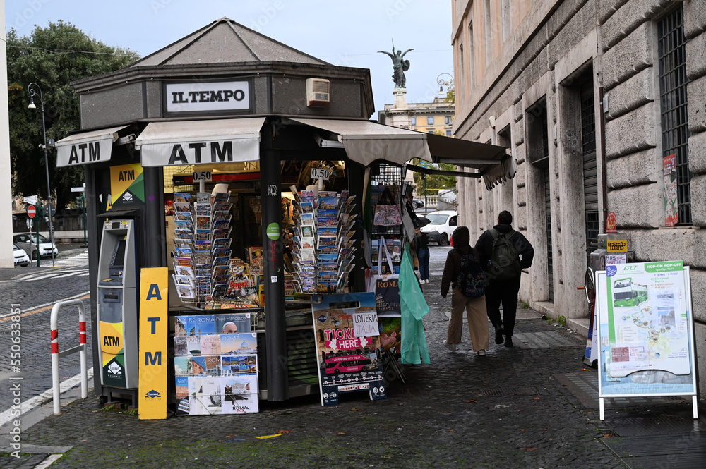Rome, Italie, 22 novembre 2022 : Kiosque à journaux et distributeur ...