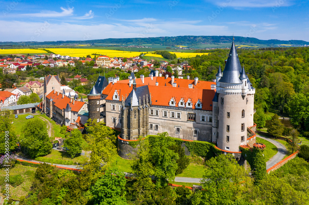 Foto de Aerial view of Zleby castle in Central Bohemian region, Czech ...