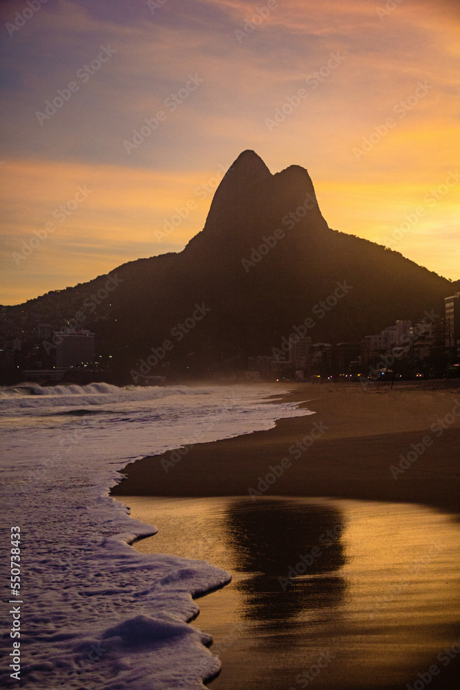 Atardecer en la playa del Leblon y de fondo el morro Dos Hermanos, Rio ...