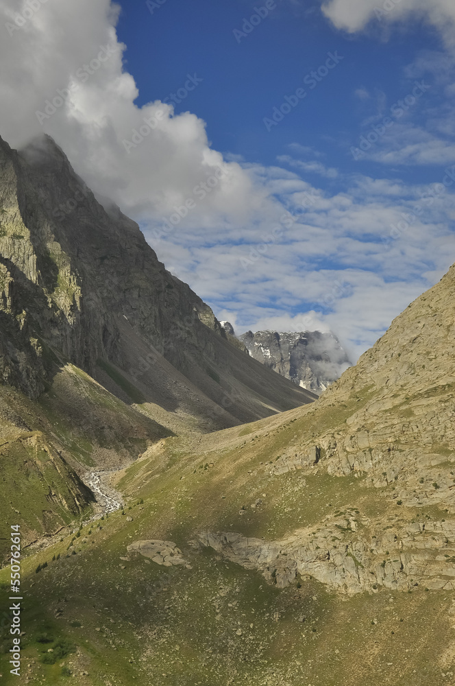 Foto de Dry mountains covered with clouds from peak, flowing water from ...