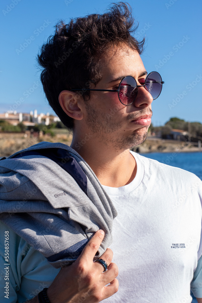 Hombre reflexionando sobre su vida al salir de trabajar con la calma ...