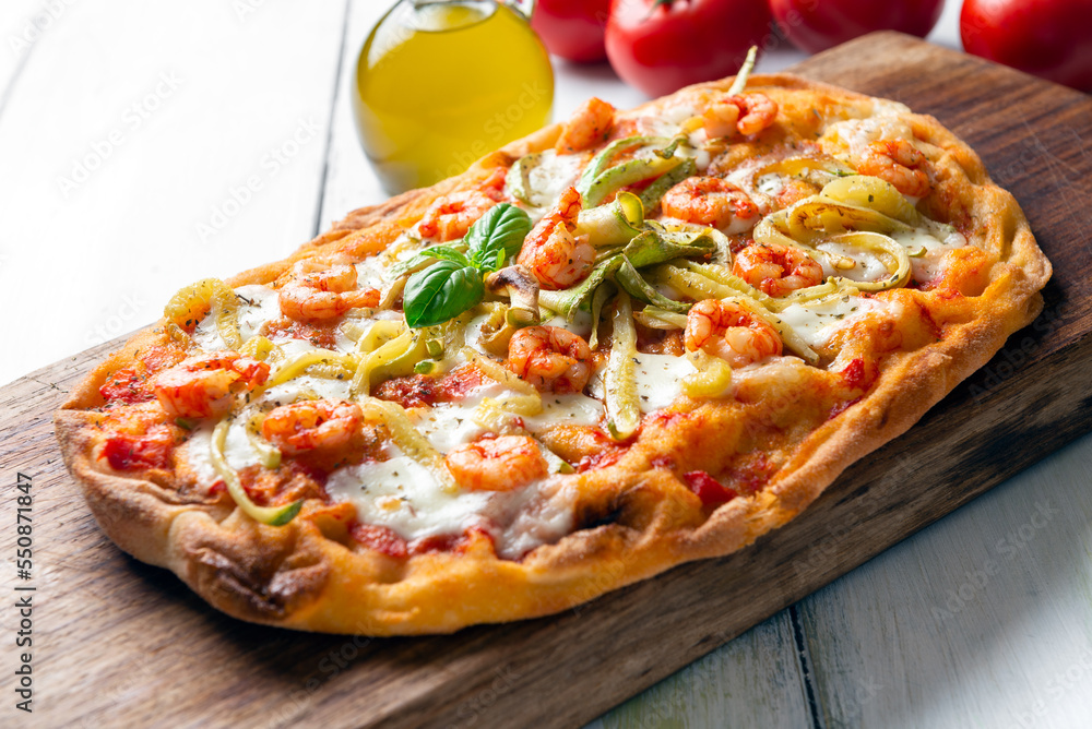 Deliziosa tipica pinsa romana condita con gamberetti e zucchine, cibo ...