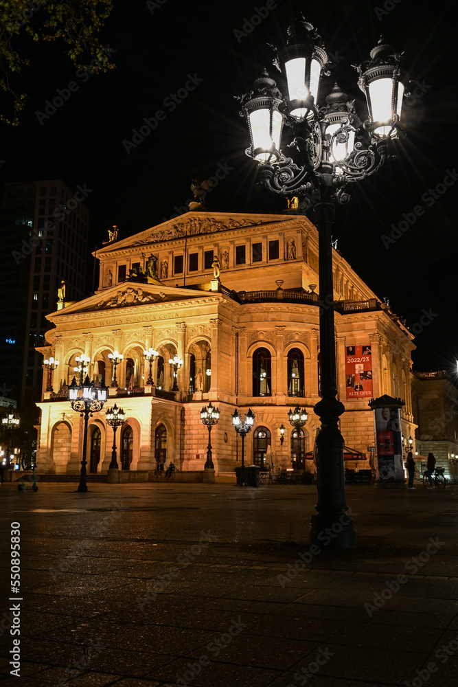 Alte Oper in Frankfurt am Main nachts beleuchtet mit Straßenlaterne ...