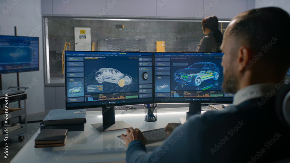 Foto de Female and male engineers in experimental crash test laboratory ...
