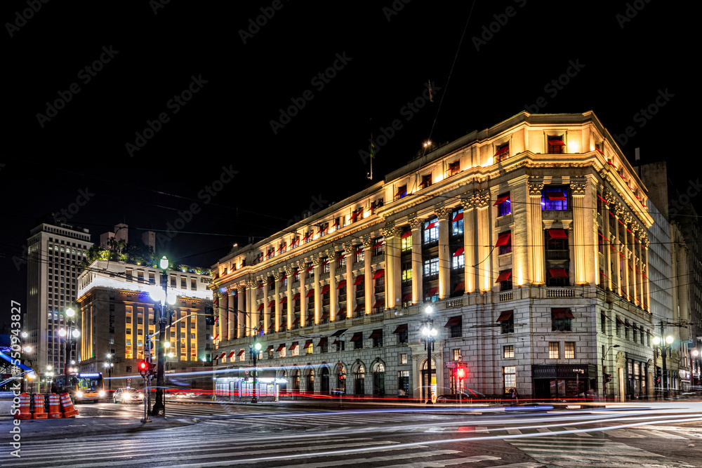 Noite no centro da cidade de São Paulo com destaque a prédio histórico ...