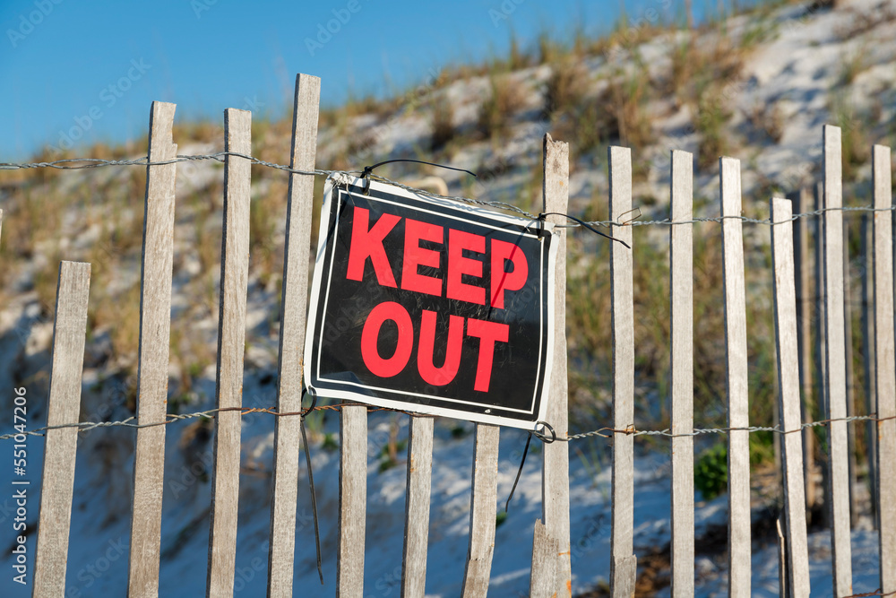 Foto de Destin, Florida- Keep Out sign on a fence with wood connected ...