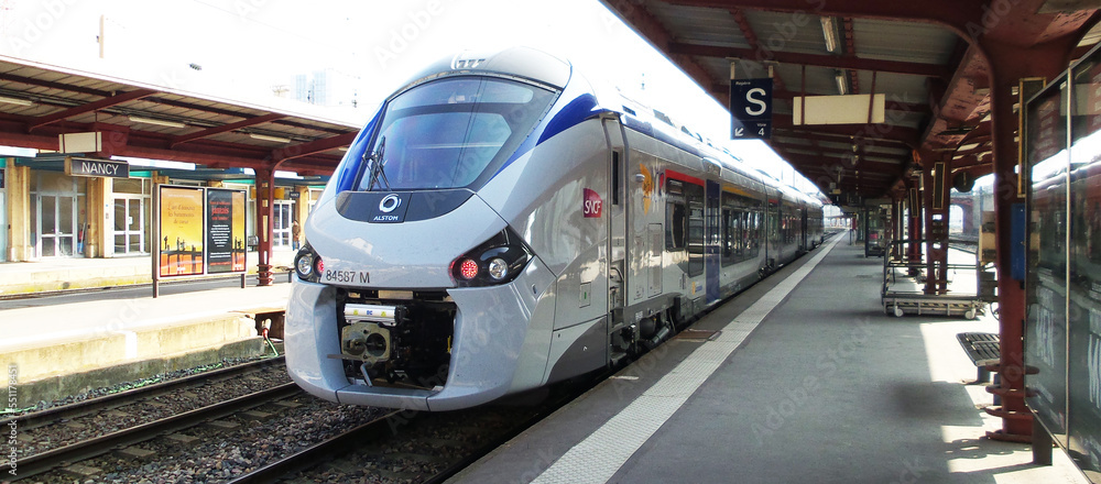Train TER SNCF en gare de Nancy. Autorail Régiolis le 6 mars 2014 ...