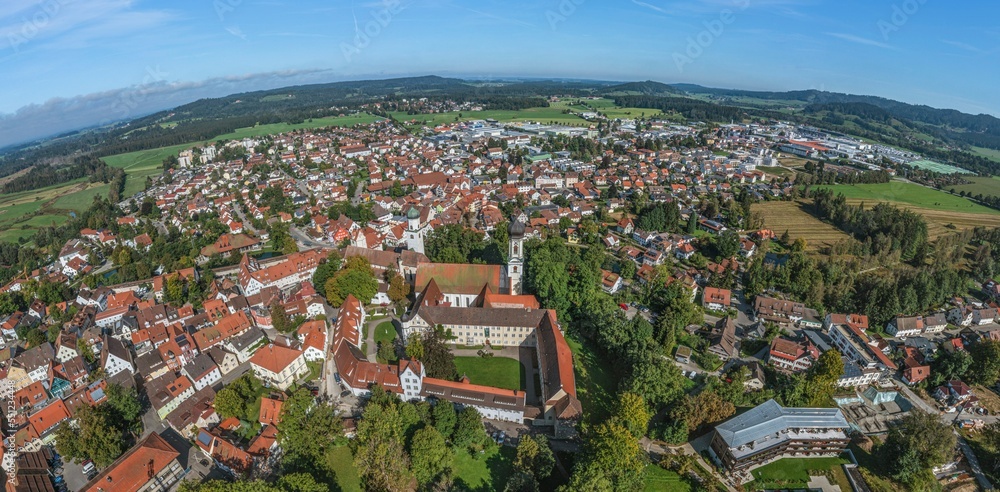 Isny im Allgäu im Luftbild - die historische Altstadt mit dem Schloss ...