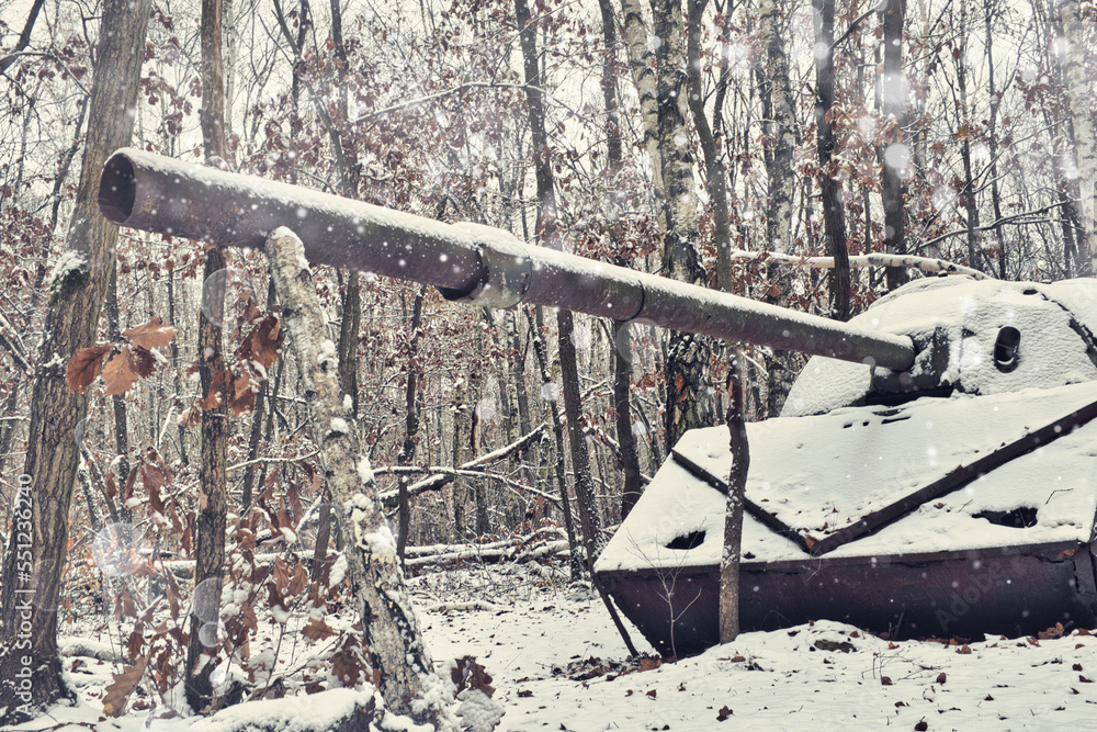 Panzer im Wald - Schnee - Winter - Broken old Soviet military tank ...