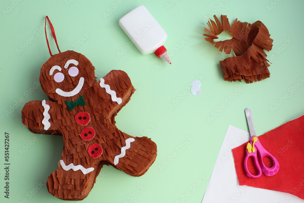 Piñata con forma de galleta de jengibre elaborada con papel, pegamento ...
