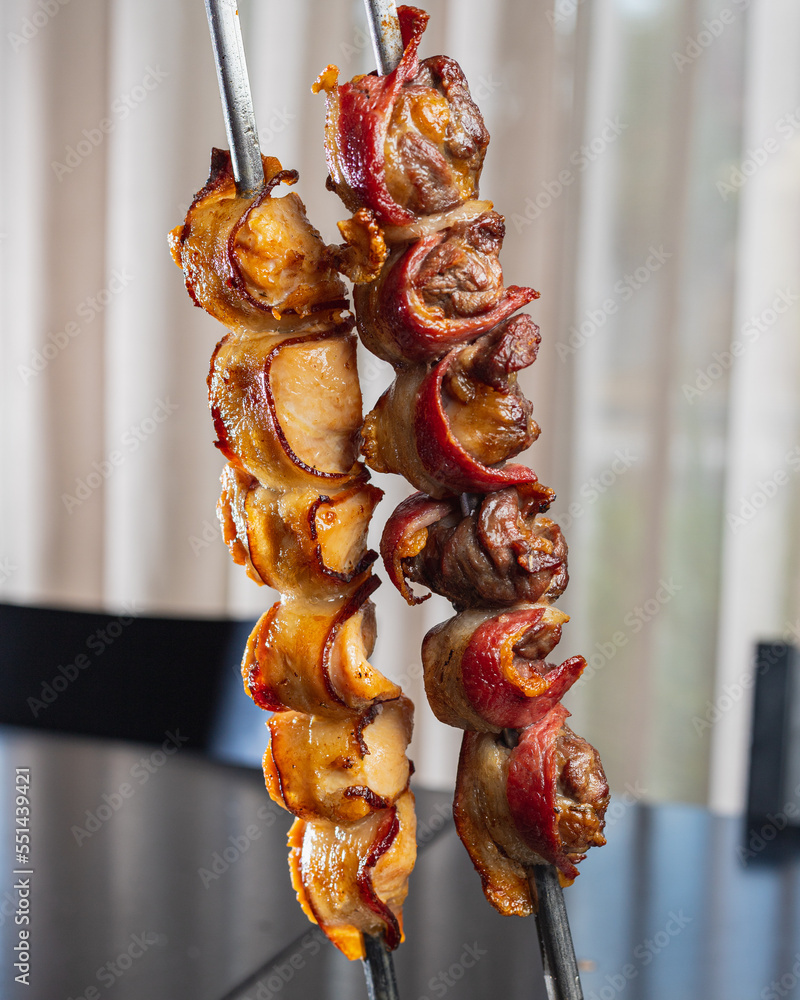 Espeto brasileiro medalhão de bacon com frango e bacon com carne bovina ...