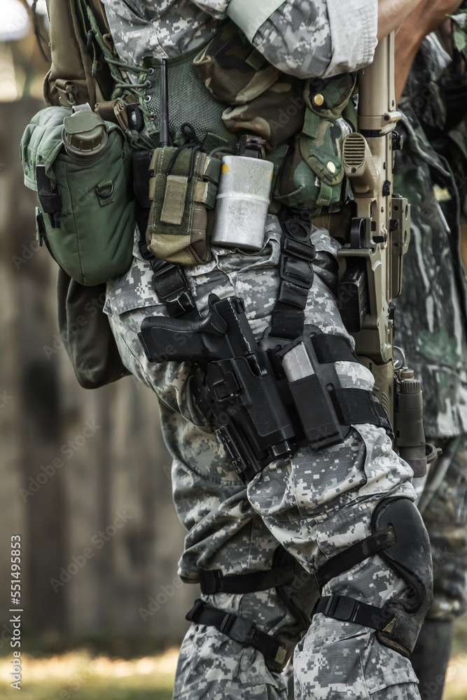 Foto de Soldier military suit up guns and gears with assault rifle ...