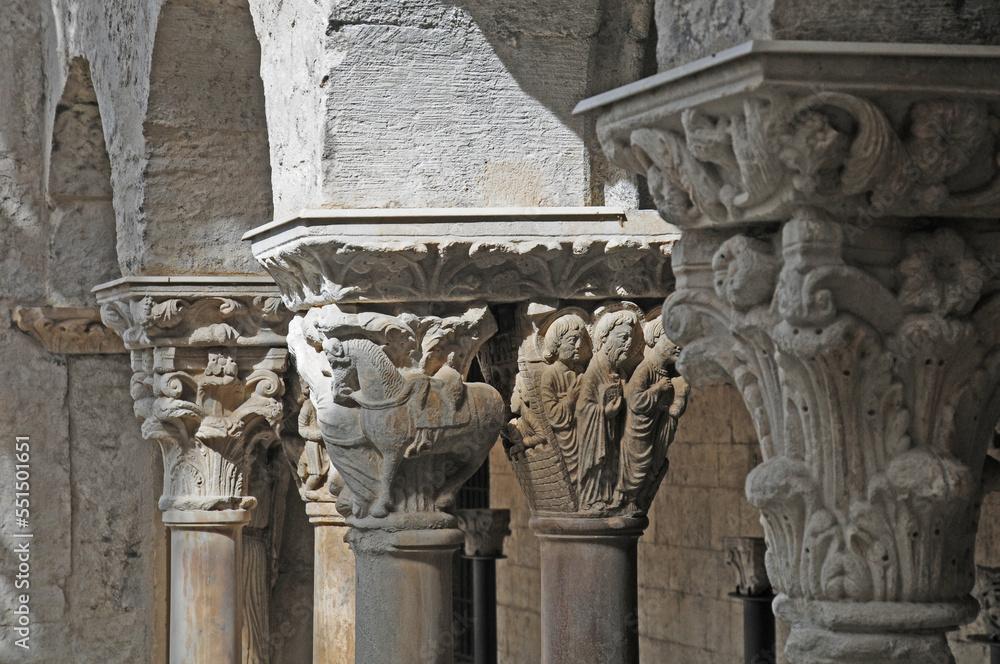 Arles, i capitelli del chiostro della Cattedrale di Saint-Trophime ...