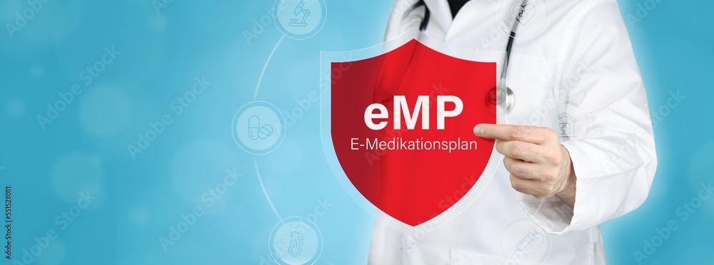 E-Medikationsplan (eMP). Arzt hält rotes Schutzschild umgeben von Icons ...
