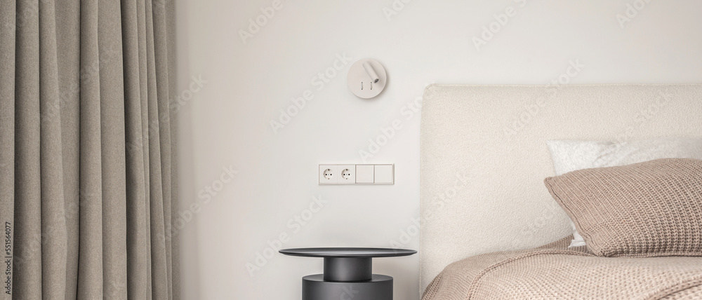 Foto de White wall lamp above the bed, metal beside table, white ...