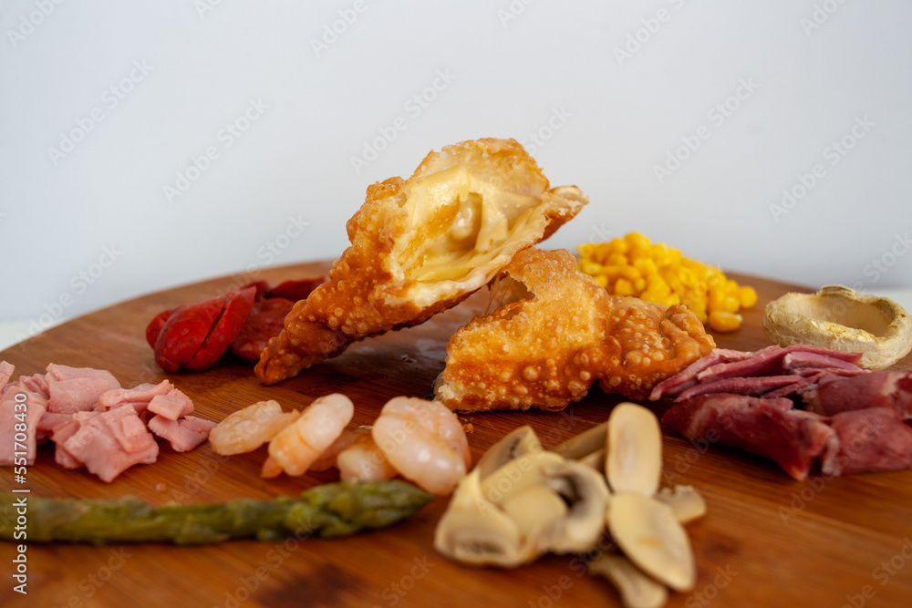 tabla de comida variada, empanada, carnes frías, verduras, camarones ...
