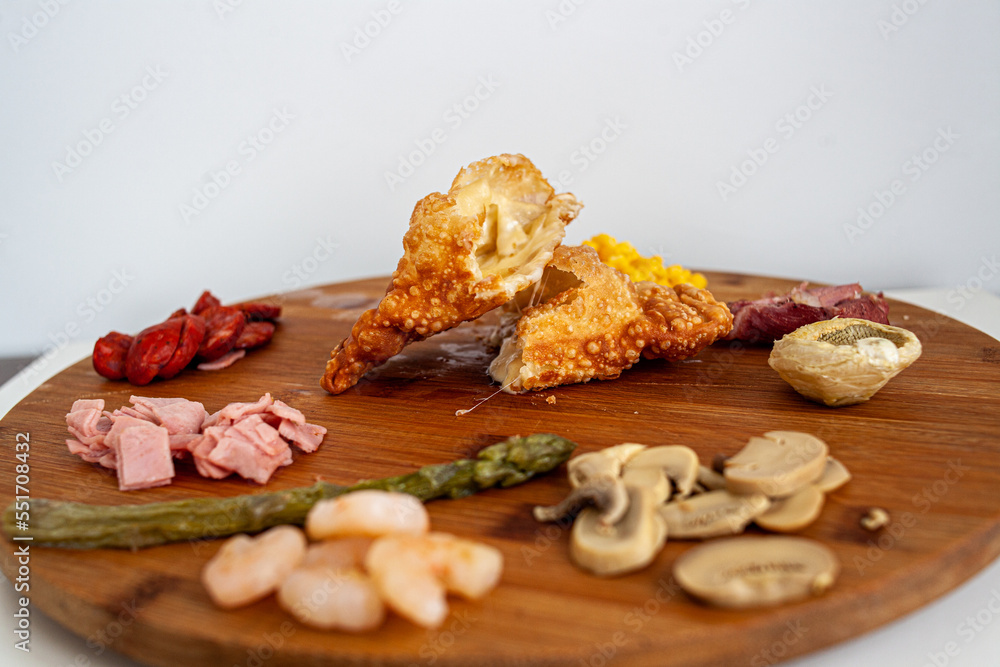 tabla de comida variada, empanada, carnes frías, verduras, camarones ...