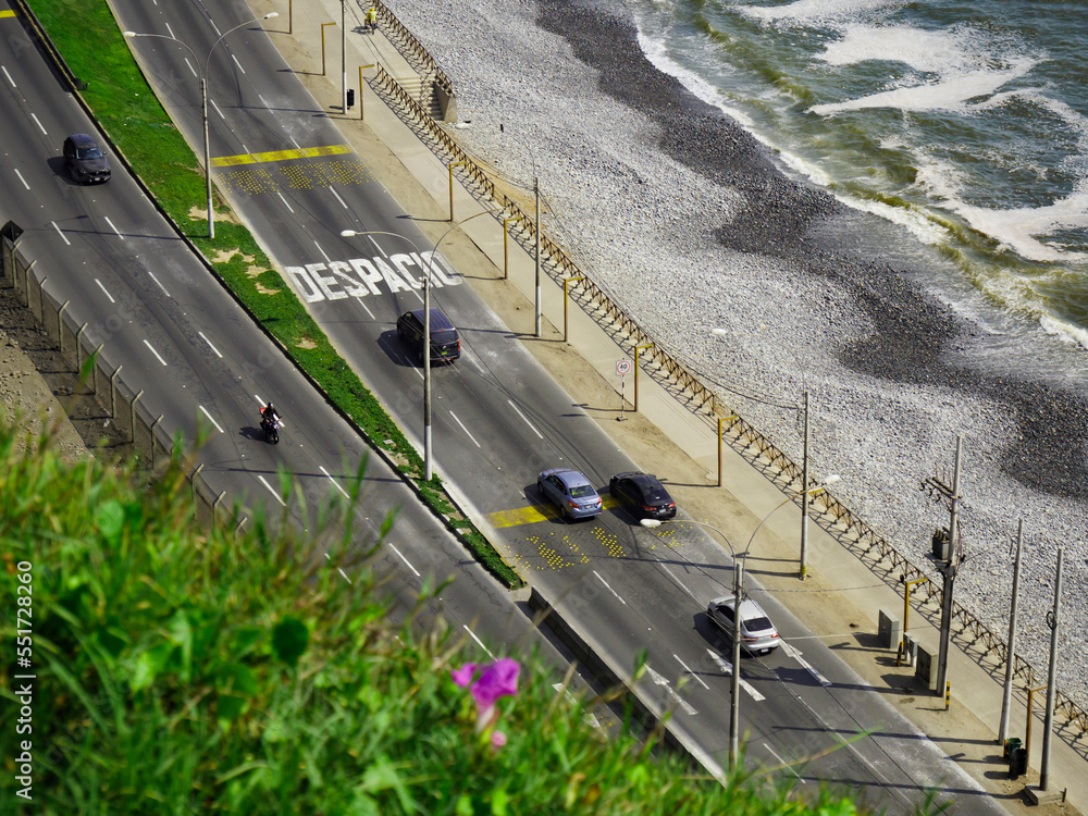 Poster señal Despacio en costa verde, autopista costera en Lima, Perú ...