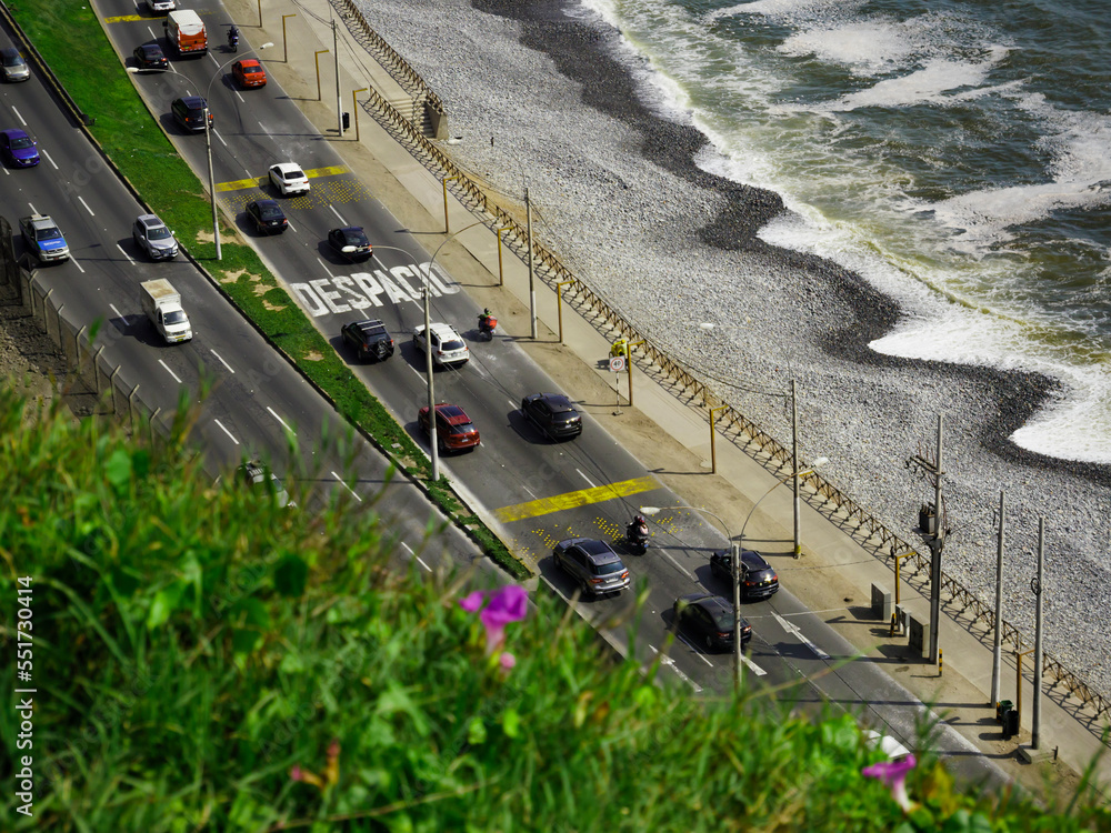 señal Despacio en costa verde, autopista costera en Lima, Perú ...