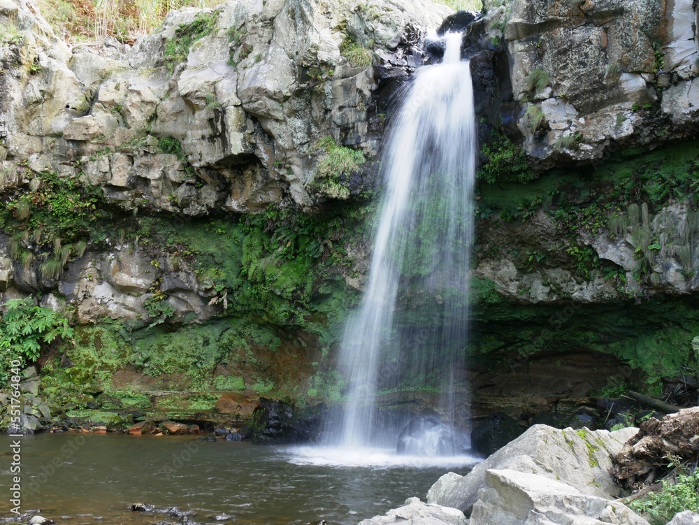 Cascade Portela do Homem au miradouro da Rocha sur l'île de Sao Miguel ...