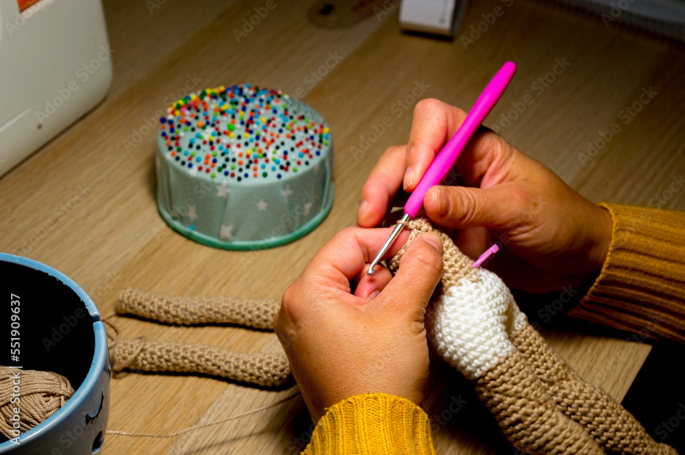 manos tejiendo crochet. mujer haciendo amigurumi de lana Stock Photo ...