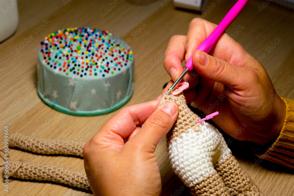 Foto de manos tejiendo crochet. mujer haciendo amigurumi de lana do ...