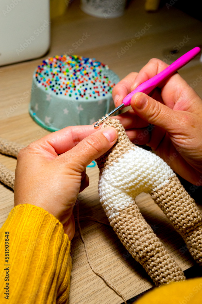 manos tejiendo crochet. mujer haciendo amigurumi de lana Stock Photo ...