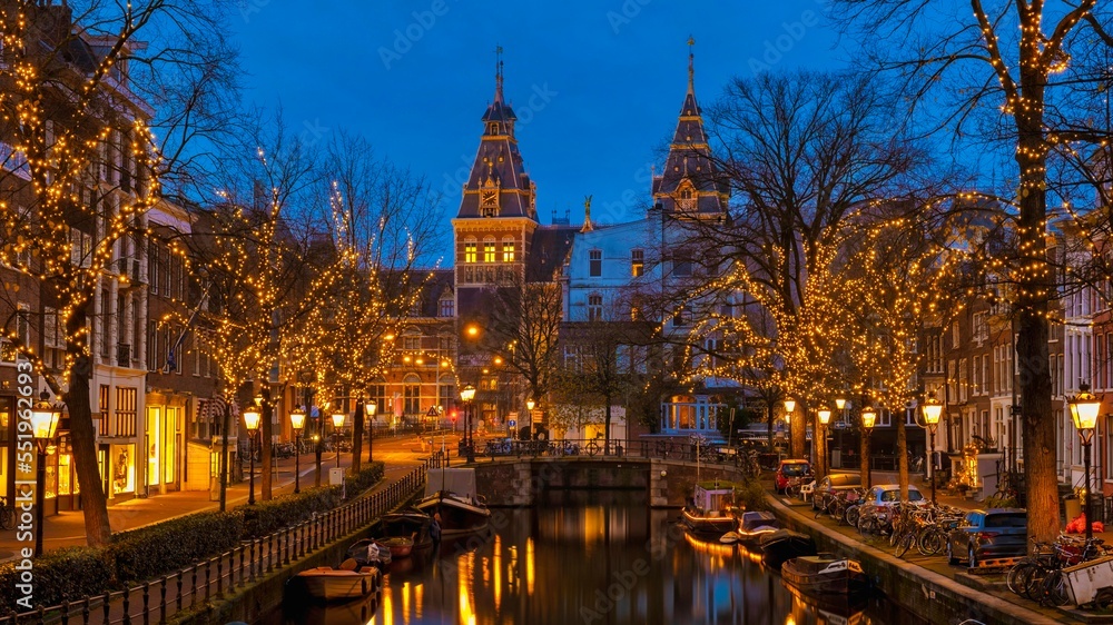 Foto de Christmas in Amsterdam canals with Christmas lights during ...