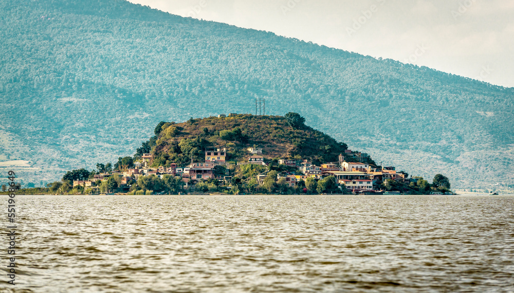 Foto de Isla en medio del lago de Pátzcuaro en Michoacán México do ...
