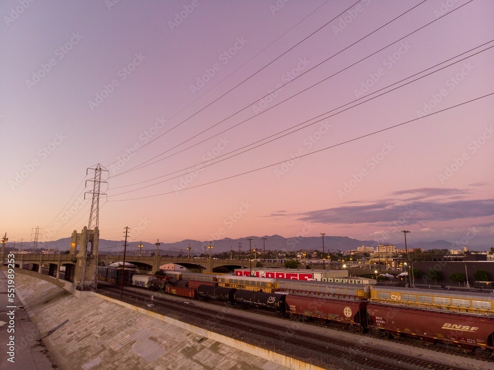 Foto de Long cargo train in Los Angeles and Transmission towers with ...