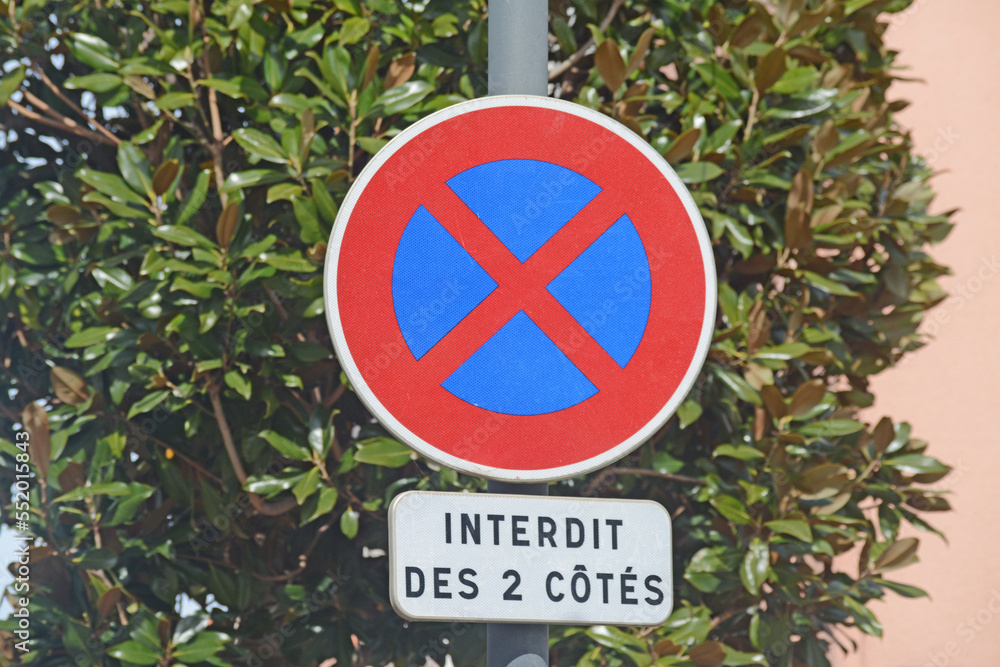 Panneau d'interdiction de s'arrêter des deux côtés. Stock Photo | Adobe ...