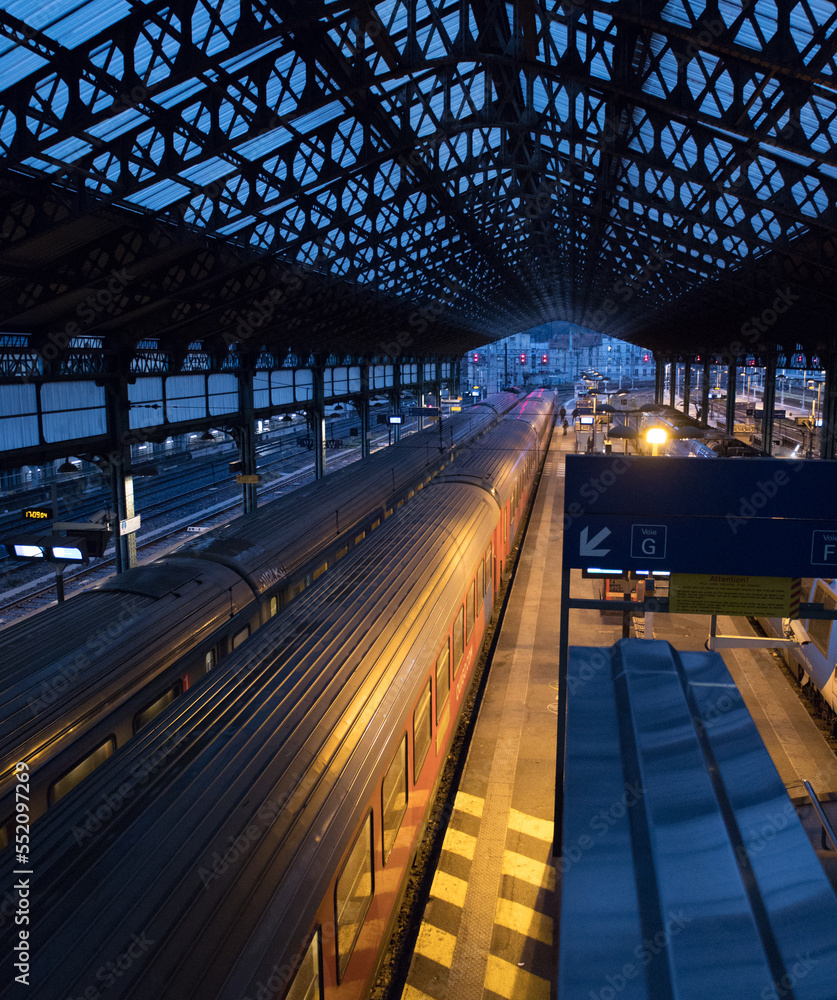 wagons et train à l'arrêt sur le quai dans une gare vide le soir Stock ...