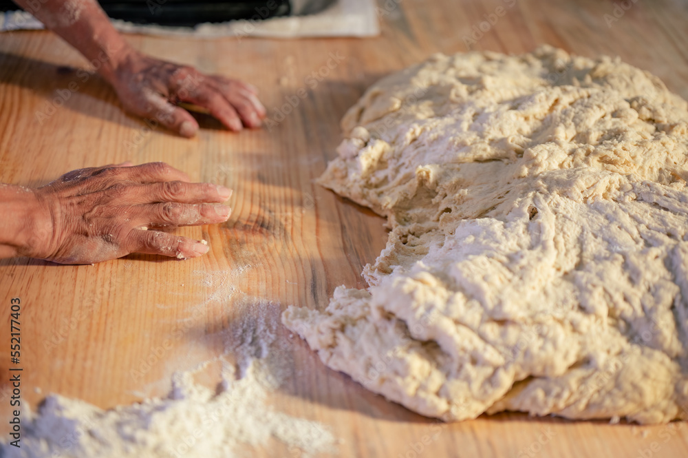 Masa de harina de trigo reposando lista para hacer pan, pasteles ...