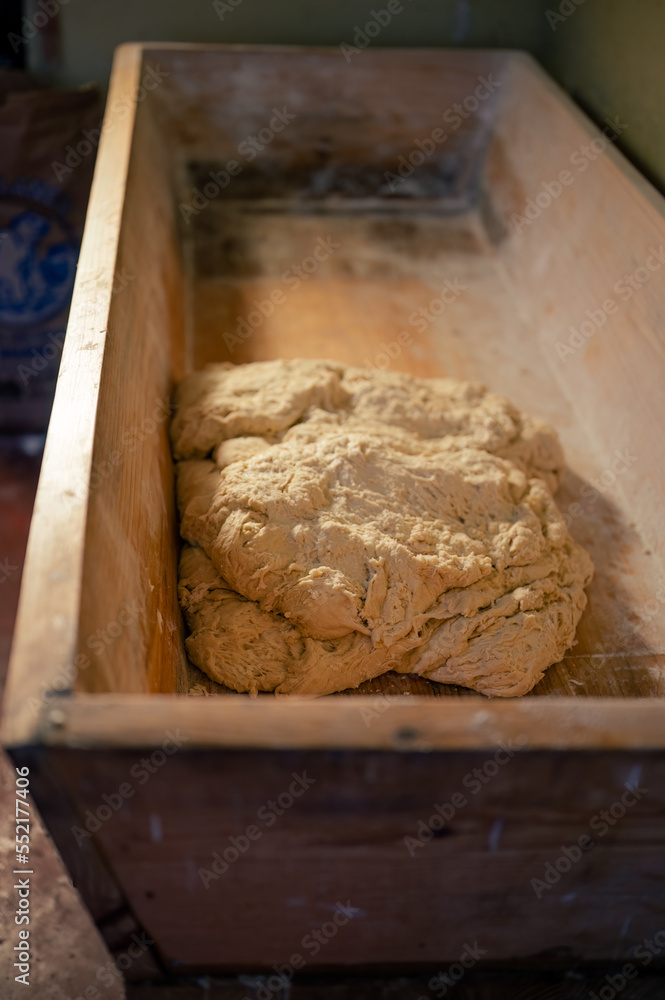 Masa de harina de trigo reposando lista para hacer pan, pasteles ...
