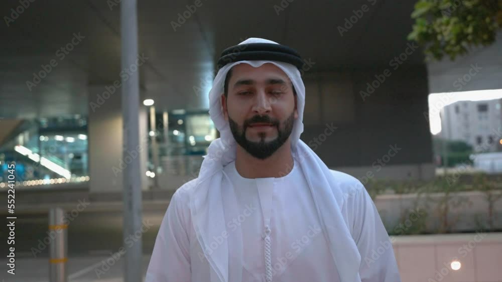 Walking Emirati UAE national wearing cultural Kandura and Ghutra men's ...