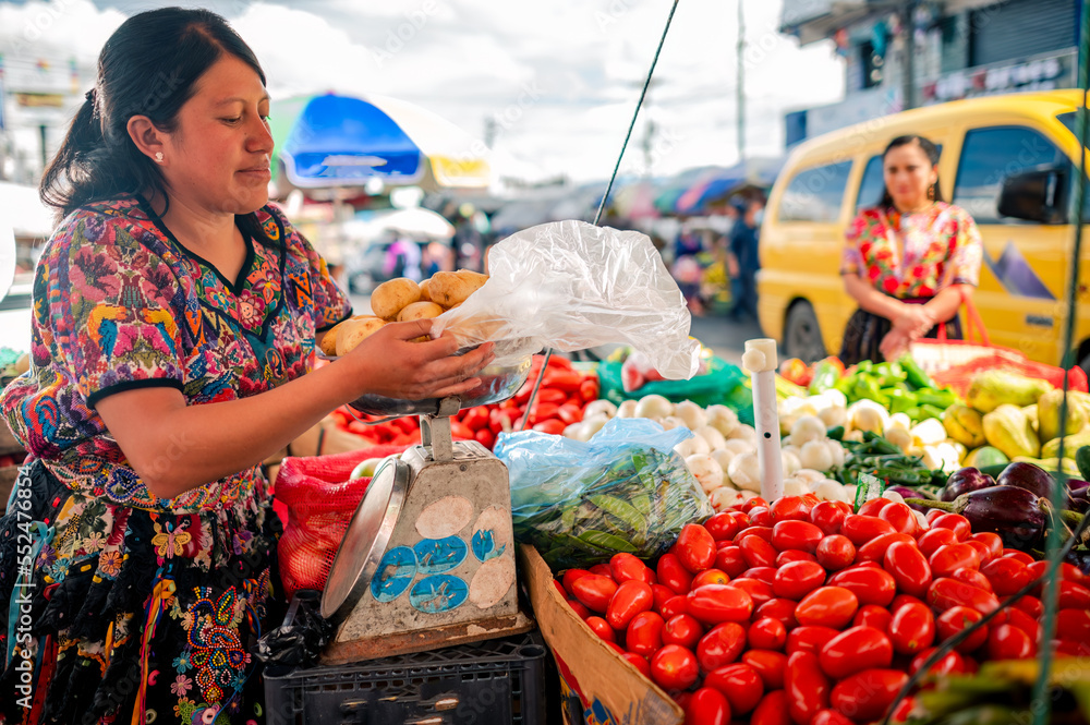 Mujer indígena vendiendo vegetales en un mercado guatemalteco. Stock ...