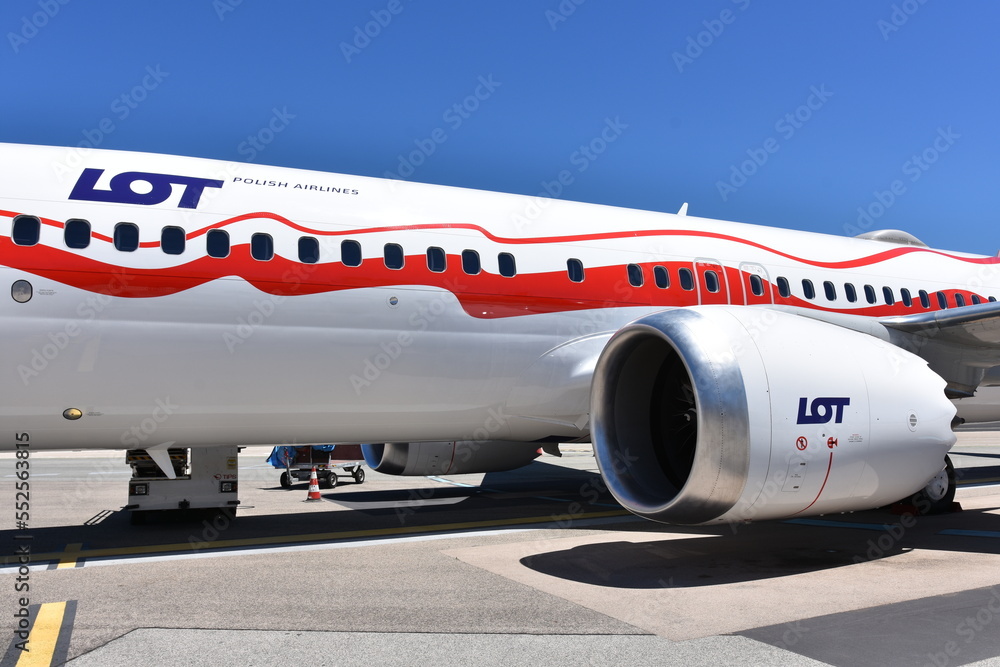 Samolot LOT Boeing 737 Max 8 Proud Independence na lotnisku w Chorwacji ...