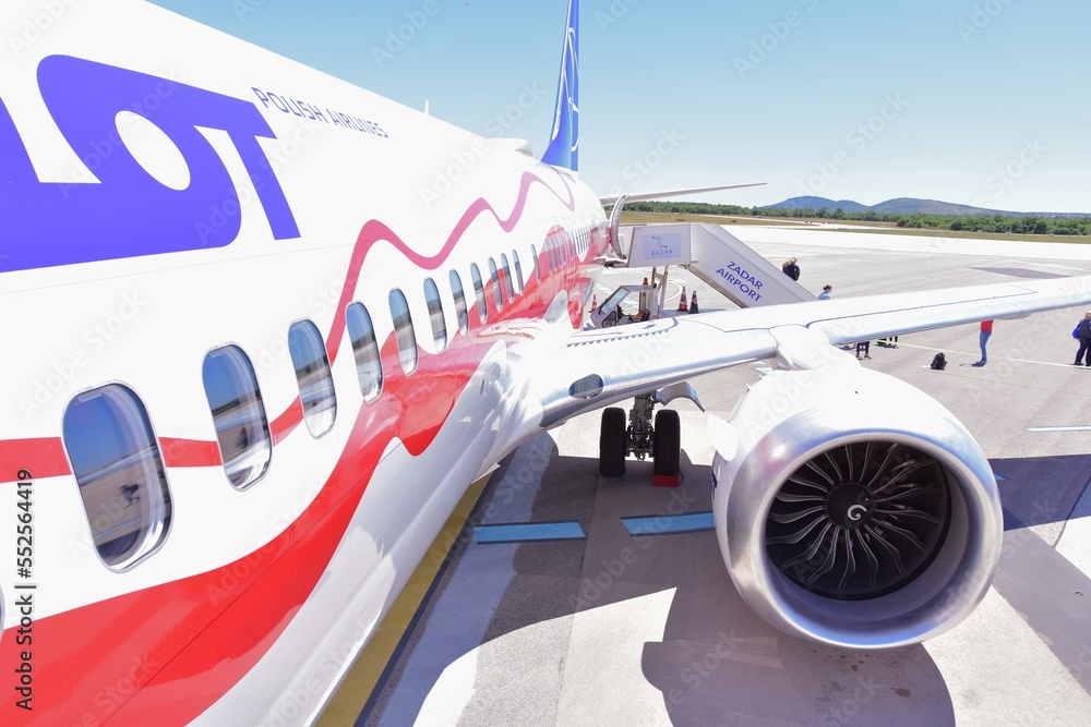 Samolot LOT Boeing 737 Max 8 Proud Independence na lotnisku w Chorwacji ...