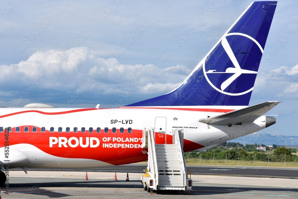 Samolot LOT Boeing 737 Max 8 Proud Independence na lotnisku w Chorwacji ...