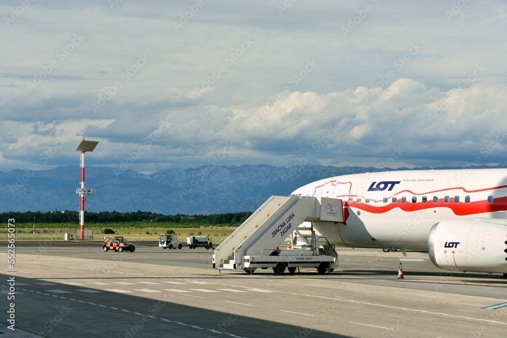Samolot LOT Boeing 737 Max 8 Proud Independence na lotnisku w Chorwacji ...