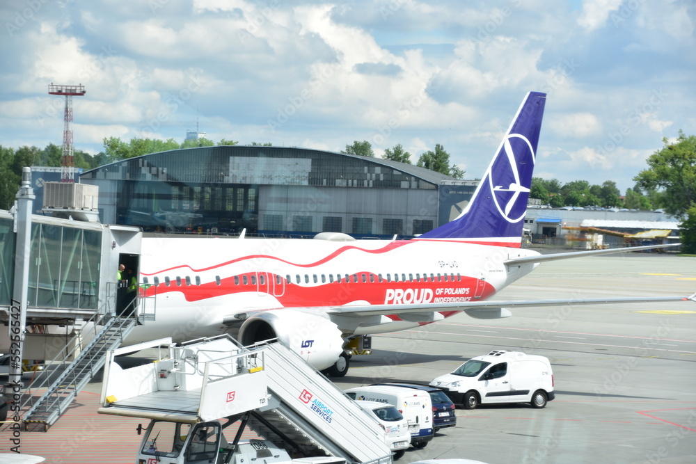 Fotka „Samolot LOT Boeing 737 Max 8 Proud Independence na lotnisku w ...