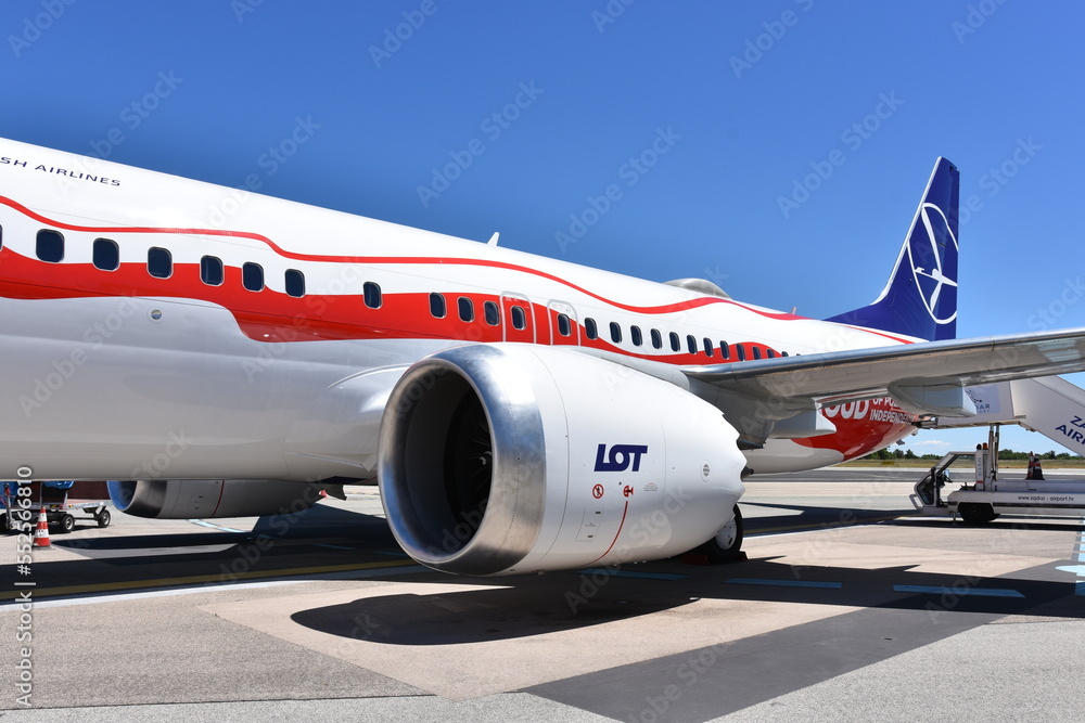 Samolot LOT Boeing 737 Max 8 Proud Independence na lotnisku w Chorwacji ...