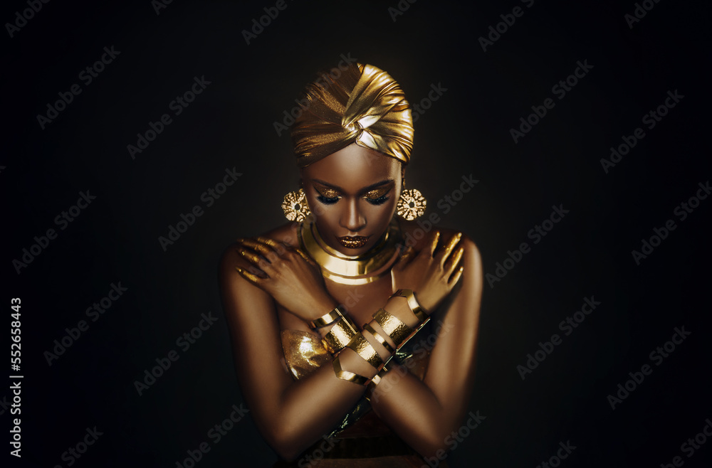 Photo Portrait closeup fantasy african woman face in gold paint. Golden ...
