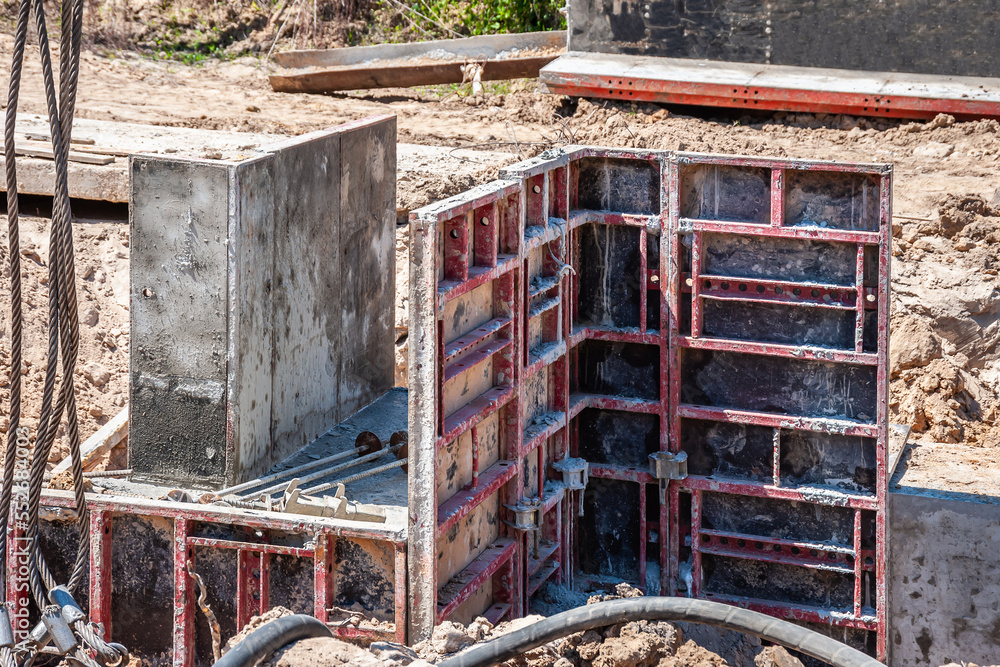 Foto de Vertical formwork panels on the construction of a residential ...