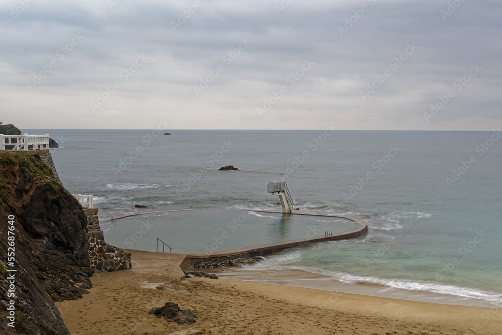 plage et piscine de saint quay portrieux - côte d'armor Stock Photo ...
