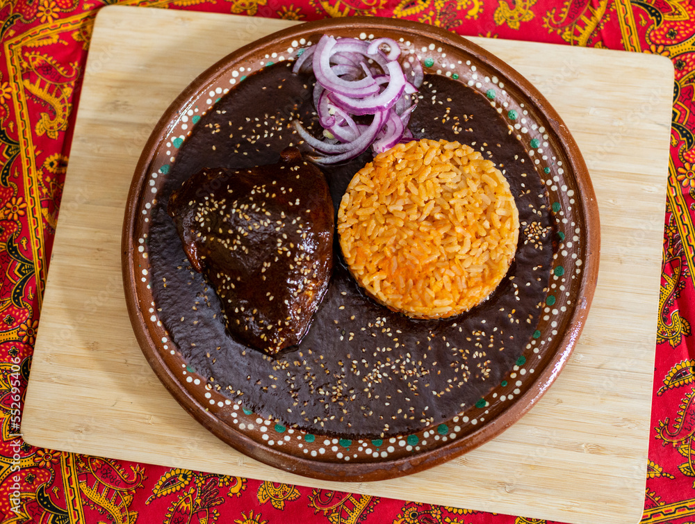 Pollo en mole con arroz naranja, mole poblano, cebolla y ajonjolí,en un ...
