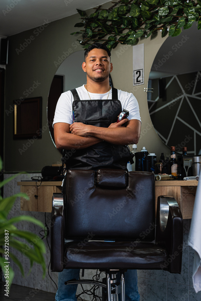 Foto de Latin American barber in his own business. Young entrepreneur ...