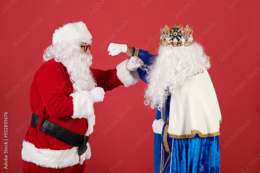 Papa Noel y Rey Mago fighting each other with their hands Stock Photo ...