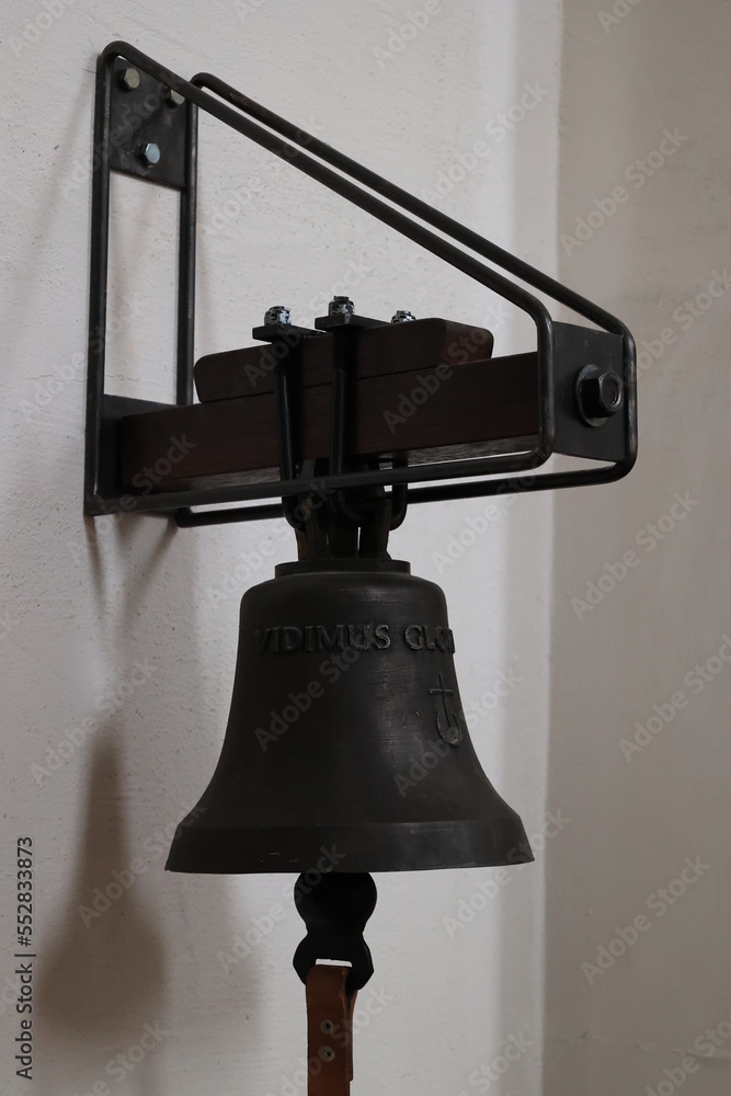 Eine kleine Glocke in der Klosterkirche von Kloster Kirchberg im ...