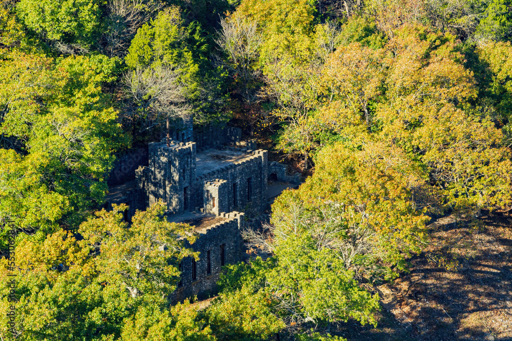 Foto de Sunny view of the Collings Castle from Turner Falls overlook do ...